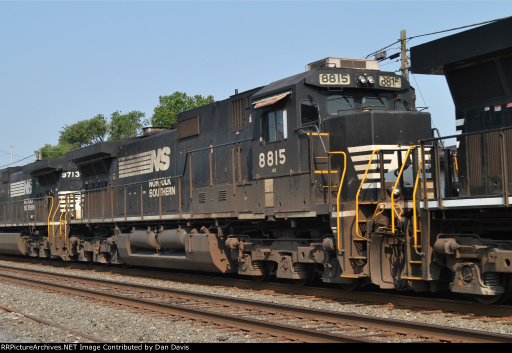 NS C40-9 8815 in the middle on H68